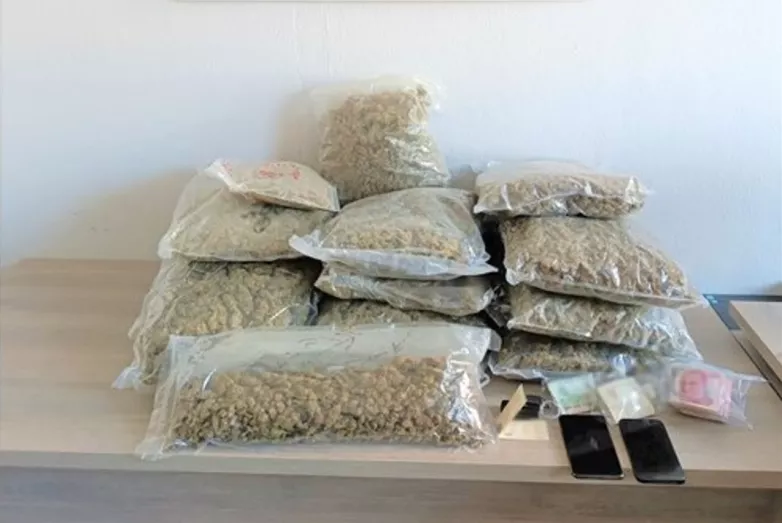 Κήποι: Περισσότερα από 16 κιλά κάνναβης κρυμμένα σε ρεζέρβα αυτοκινήτου | xronos.gr